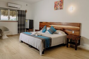 Quarto standard, 1 cama King, banheira de imersão, vista para o oceano | Frigobar, ferros/tábuas de passar roupa, roupa de cama