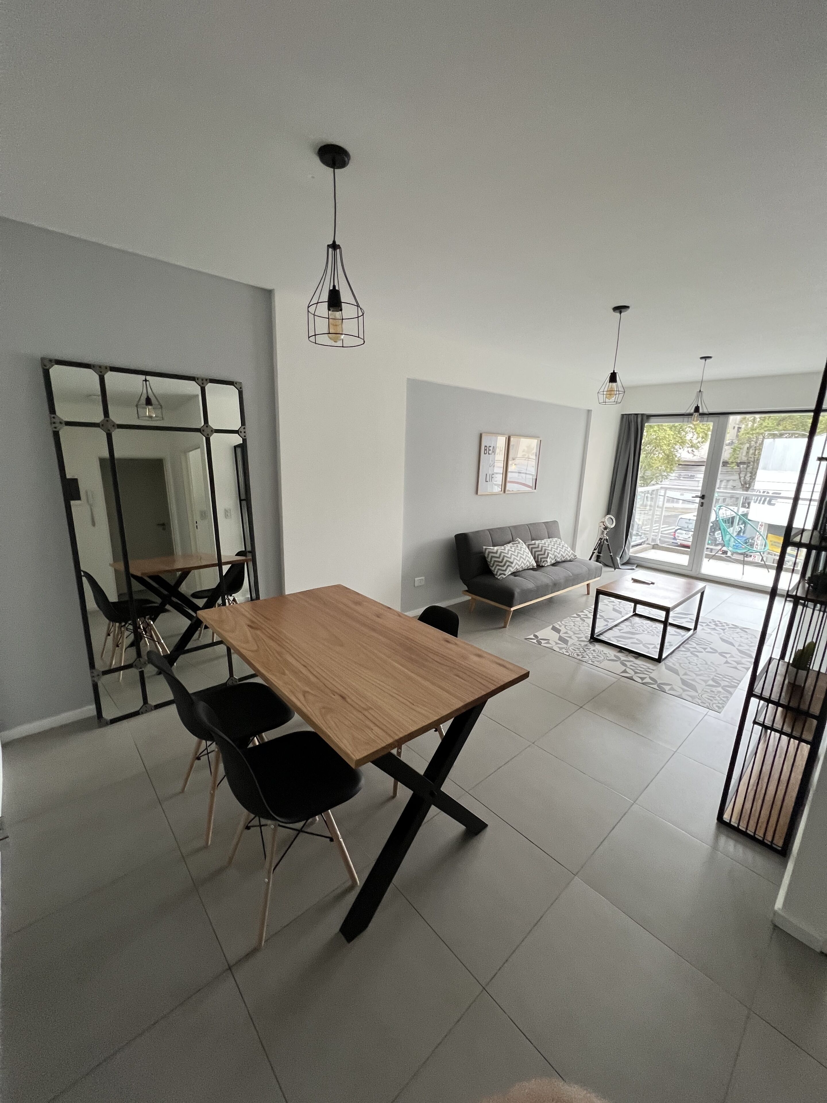Apartamento Deluxe, 2 quartos, não fumadores, Vista para a cidade | Sala de estar | Televisor LED de 55 polegadas com canais por cabo, televisor 