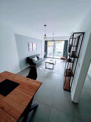 Apartamento luxo, 2 quartos, para não fumantes, vista para a cidade | Área de estar | TV LED 55 polegadas com canais a cabo, TV, filmes pagos