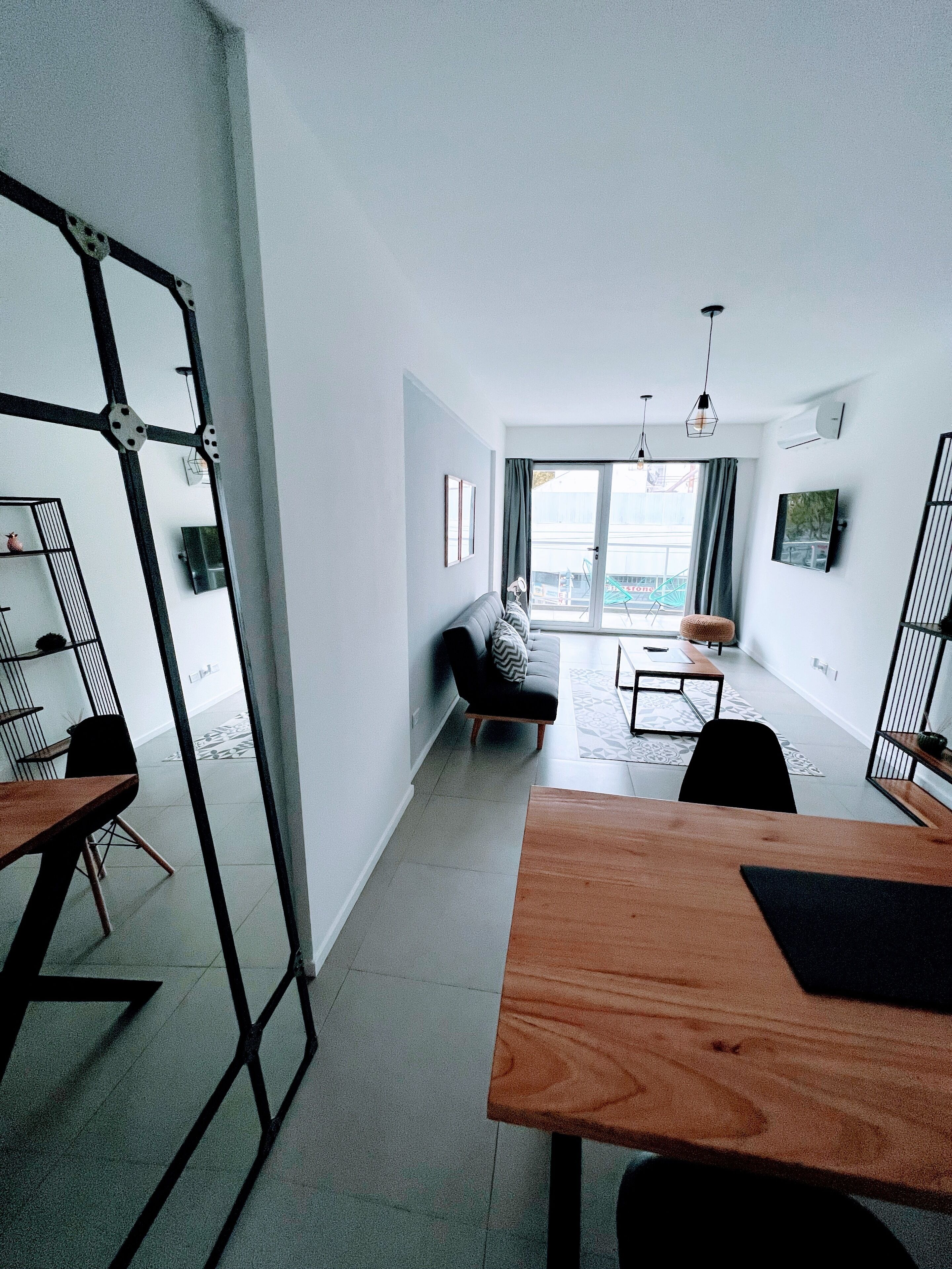 Apartamento luxo, 2 quartos, para não fumantes, vista para a cidade | Área de estar | TV LED 55 polegadas com canais a cabo, TV, filmes pagos