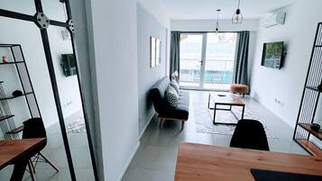 Apartamento luxo, 2 quartos, para não fumantes, vista para a cidade | Área de estar | TV LED 55 polegadas com canais a cabo, TV, filmes pagos