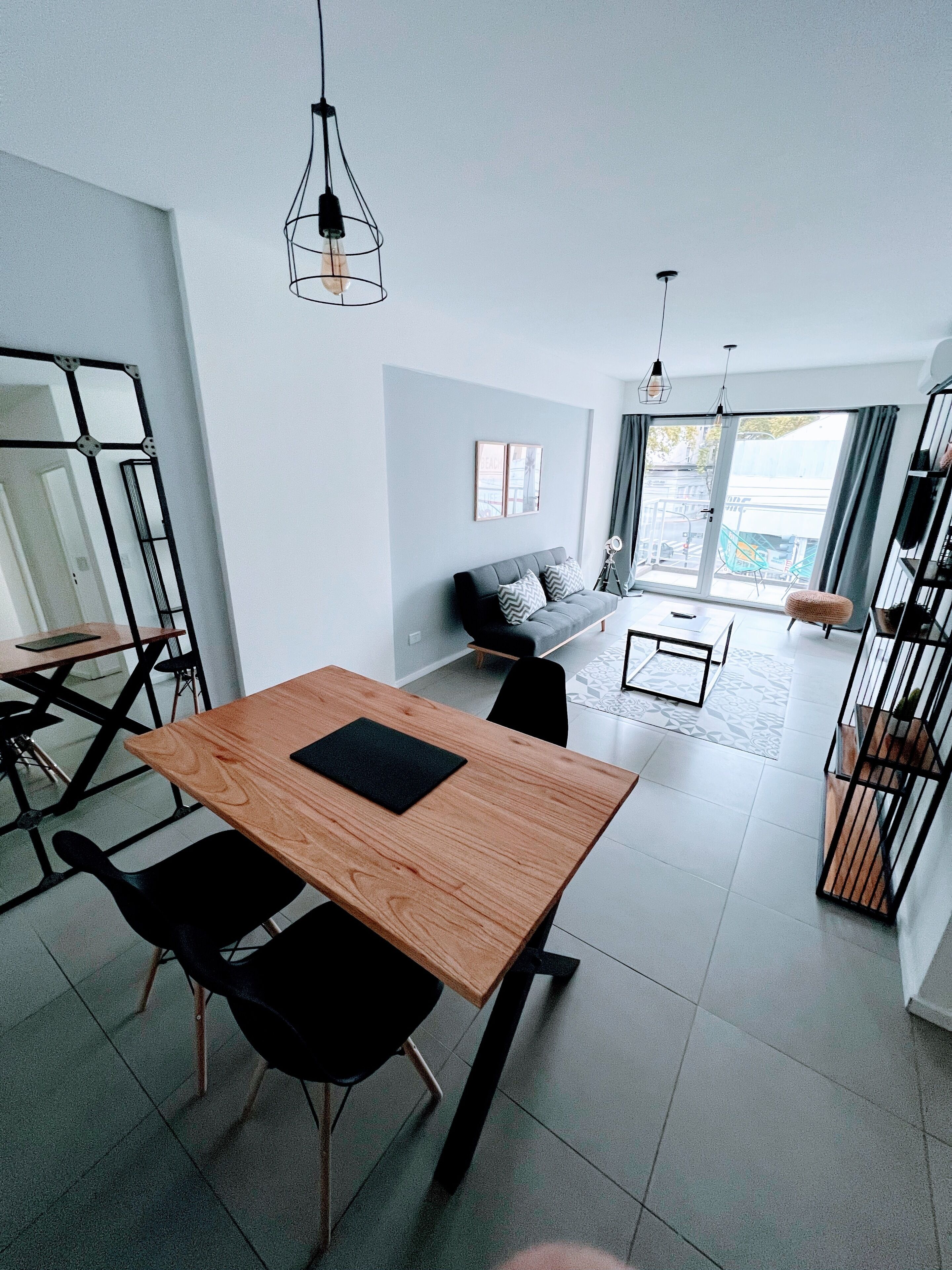 Apartamento luxo, 2 quartos, para não fumantes, vista para a cidade | Área de estar | TV LED 55 polegadas com canais a cabo, TV, filmes pagos