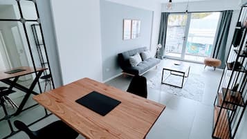 Apartamento luxo, 2 quartos, para não fumantes, vista para a cidade | Área de estar | TV LED 55 polegadas com canais a cabo, TV, filmes pagos