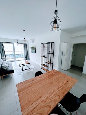 Apartamento luxo, 2 quartos, para não fumantes, vista para a cidade | Área de estar | TV LED 55 polegadas com canais a cabo, TV, filmes pagos