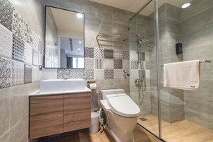 Quarto Duplo Económico, não fumadores | Casa de banho | Um polibã, um secador de cabelo, chinelos, um bidé 