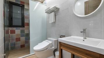 Um polibã, um secador de cabelo, chinelos, um bidé