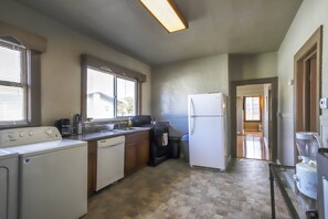 Casa | Cozinha privada | Um frigorífico/congelador grande, um micro-ondas, um forno