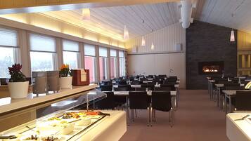 Pequeno-almoço tipo buffet diário (130 NOK por pessoa)