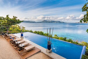 Piscina externa, funciona das 6h às meia-noite, espreguiçadeiras