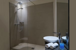 Produtos de toalete grátis, secador de cabelo, toalhas de banho
