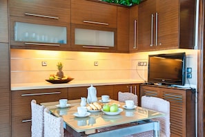 Geladeira grande, micro-ondas, cooktop, lava-louças