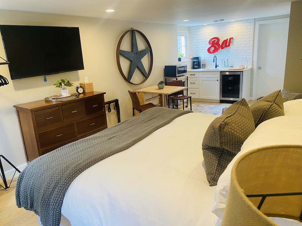 Welcome To Our Luxury Memory Lane Hideaway - Lake Oswego, OR