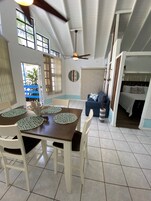 Chalé Premium, 1 cama queen-size e sofá-cama, cozinha, no rés do chão | Sala de estar | Televisor LCD 