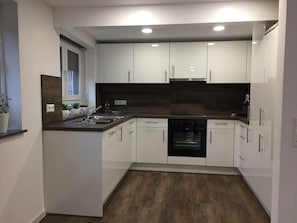 Casa, várias camas, para não fumantes, vista para o jardim | Cozinha privada | Geladeira grande, micro-ondas, fogão, cooktop