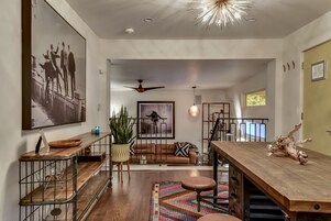 Casa superluxo, 2 quartos | Área de estar | TV