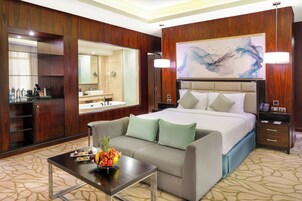 Frigobar, cofres nos quartos, cortinas blackout