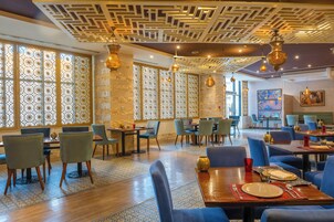 5 restaurantes, é servido café da manhã