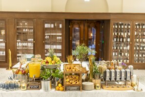 Café da manhã com buffet todos os dias (EUR 32 por pessoa)