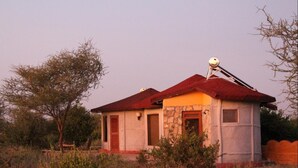 Fachada do alojamento (tarde/noite)