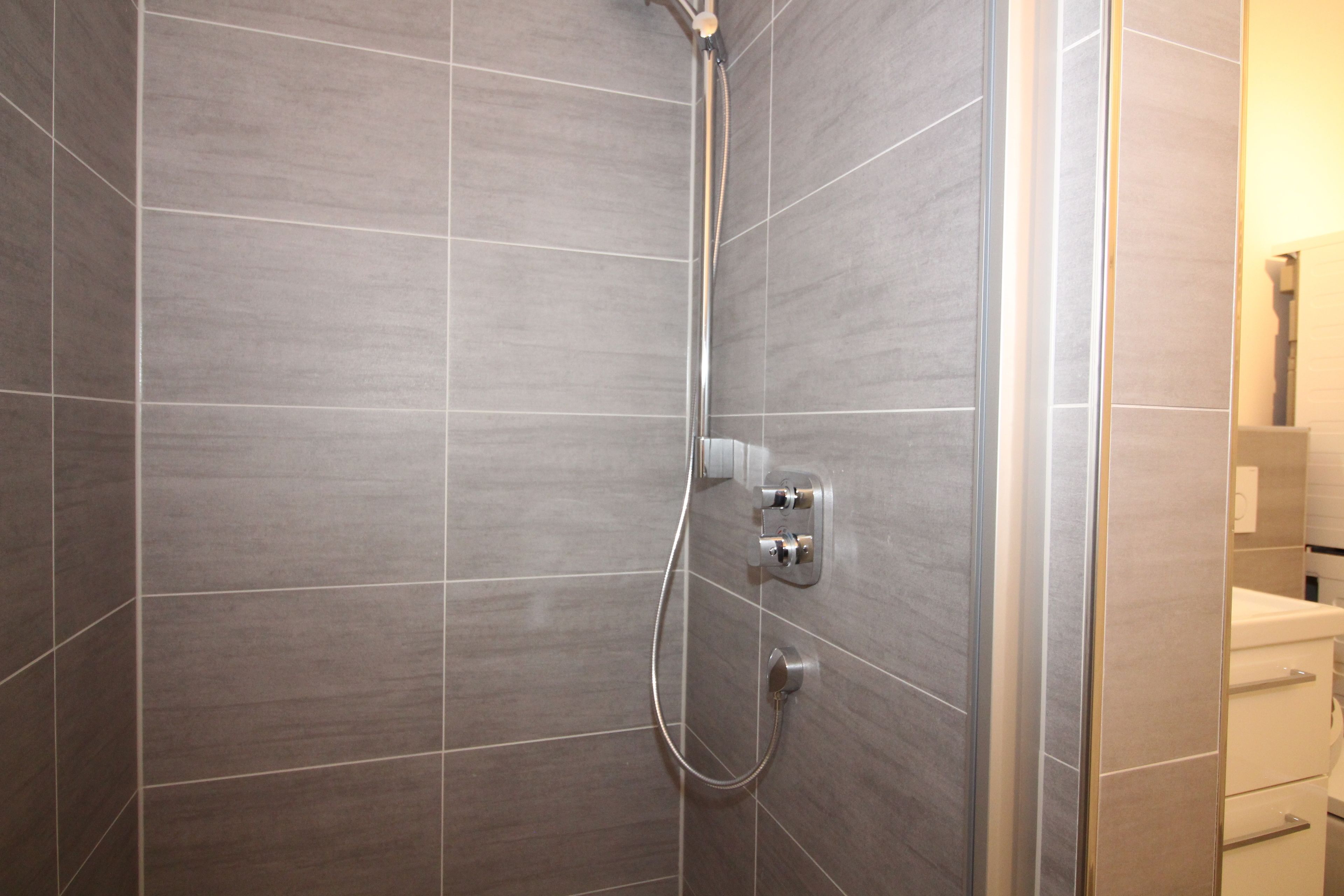 Apartamento (W45, incl. end cleaning fee €91) | Banheiro | Chuveiro, chuveiro com efeito de chuva, secador de cabelo 