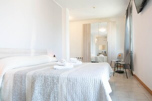 Quarto quádruplo superior | Frigobar, cofres nos quartos, escrivaninha, berço de viagem