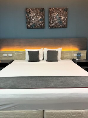 Quarto Duplo Deluxe | Minibar, cofre no quarto, secretária 