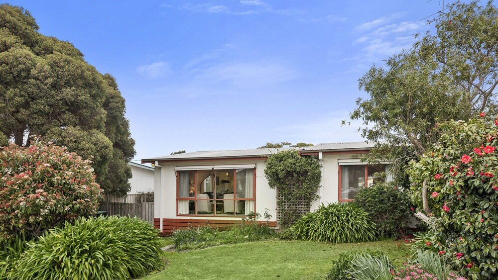 Low - Central Location & Close To The Beach - Apollo Bay