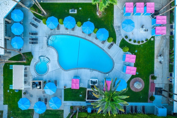 Inndulge -- A Modern Gay Men's Resort - Palm Springs, CA