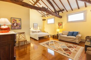 Quarto Duplo (Amarelo) | Com decoração personalizada, quartos insonorizados 