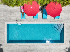 Piscina externa, espreguiçadeiras