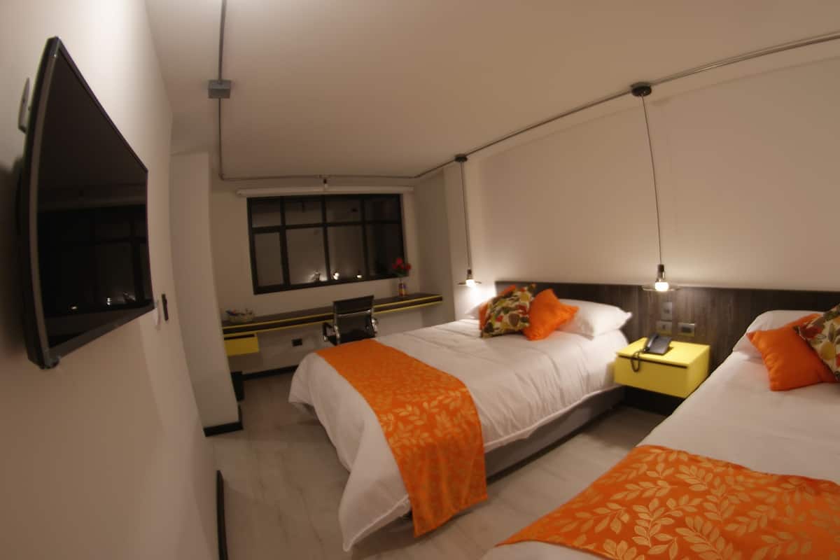 Quarto Quádruplo, 2 camas de casal | Lençóis italianos Frette, roupa de alta qualidade, edredões de penas