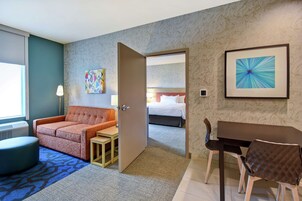 Suite, 1 cama king-size, acessível, banheira (Mobility & Hearing) | Sala de estar | Televisor de ecrã plano de 42 polegadas com canais por cabo, televisor 