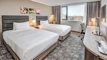 Quarto, 2 camas de solteiro | Cofres nos quartos, escrivaninha, cortinas blackout