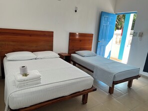 Quarto Triplo Básico, várias camas, não fumadores, vista para o oceano | Camas de colchão pillowtop, roupa de cama fornecida 