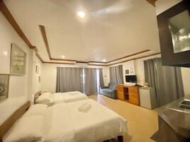 Suite-Estúdio Deluxe, 2 camas queen-size | Secretária, ferro/tábua de engomar, Wi-fi grátis 