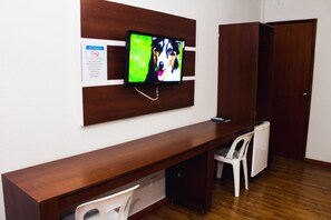 Quarto, não fumadores | Minibar, secretária, secretária adequada para computadores portáteis