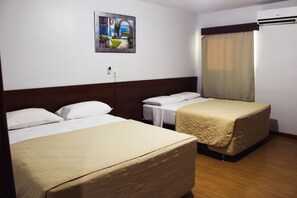 Quarto Quádruplo Económico | Minibar, secretária, secretária adequada para computadores portáteis