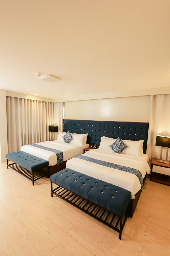 Quarto casal premium | Roupas de cama premium, cofres nos quartos, escrivaninha