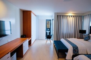 Quarto casal premium | Roupas de cama premium, cofres nos quartos, escrivaninha