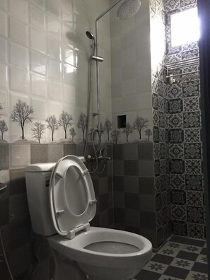 Chuveiro, produtos de toalete grátis, secador de cabelo, chinelos