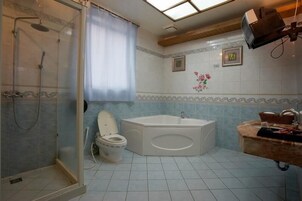 Quarto Duplo Standard, 1 cama de casal, não fumadores | Casa de banho | Uma combinação polibã/banheira, artigos de higiene pessoal grátis 