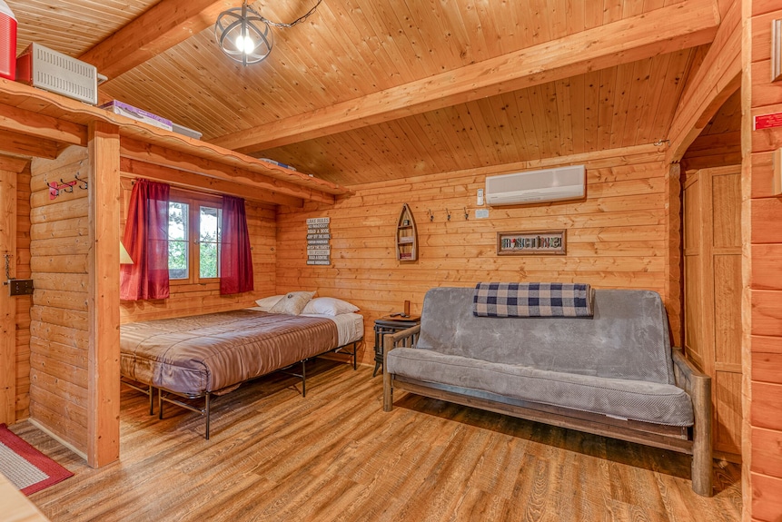 "Das Blockhaus" - Cozy, Authentic German Log Cabin - Wisconsin