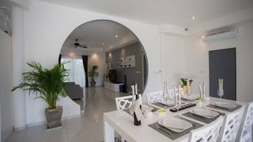 5-Bedrooms Private Pool Villa | Refeições no quarto