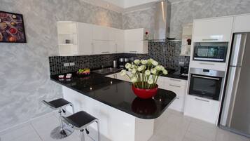 5-Bedrooms Private Pool Villa | Cozinha privada | Um frigorífico, um micro-ondas, um forno, uma placa de cozinha
