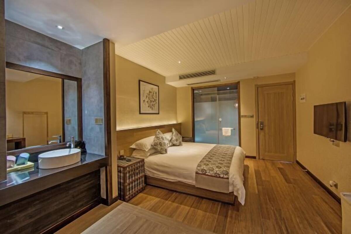 Escrivaninha, cortinas blackout, Wi-Fi de cortesia