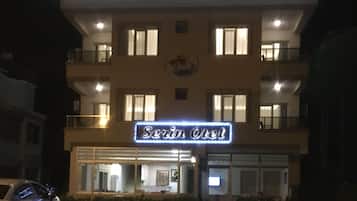 Fachada da propriedade à noite