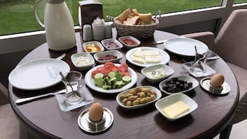 Café da manhã completo grátis todos os dias