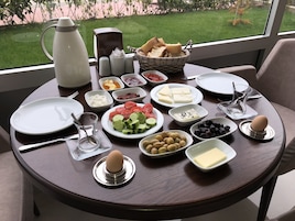 Pequeno-almoço completo diário incluído