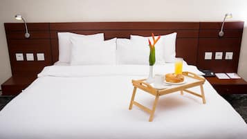 Quarto casal luxo, 1 cama King, para não fumantes | Frigobar, cofres nos quartos, escrivaninha, cortinas blackout