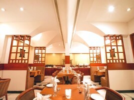2 restaurantes: opção de café da manhã, almoço e jantar